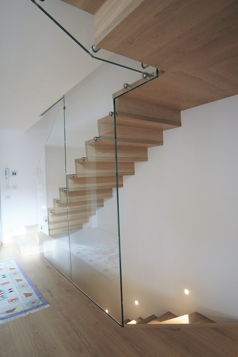 Scala con alzata chiusa Serie Invent Glass - www.kanton.it