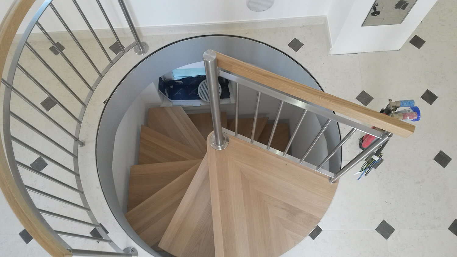 Scala a chiocciola Serie Inox Design a pianta quadra con gradini e ...