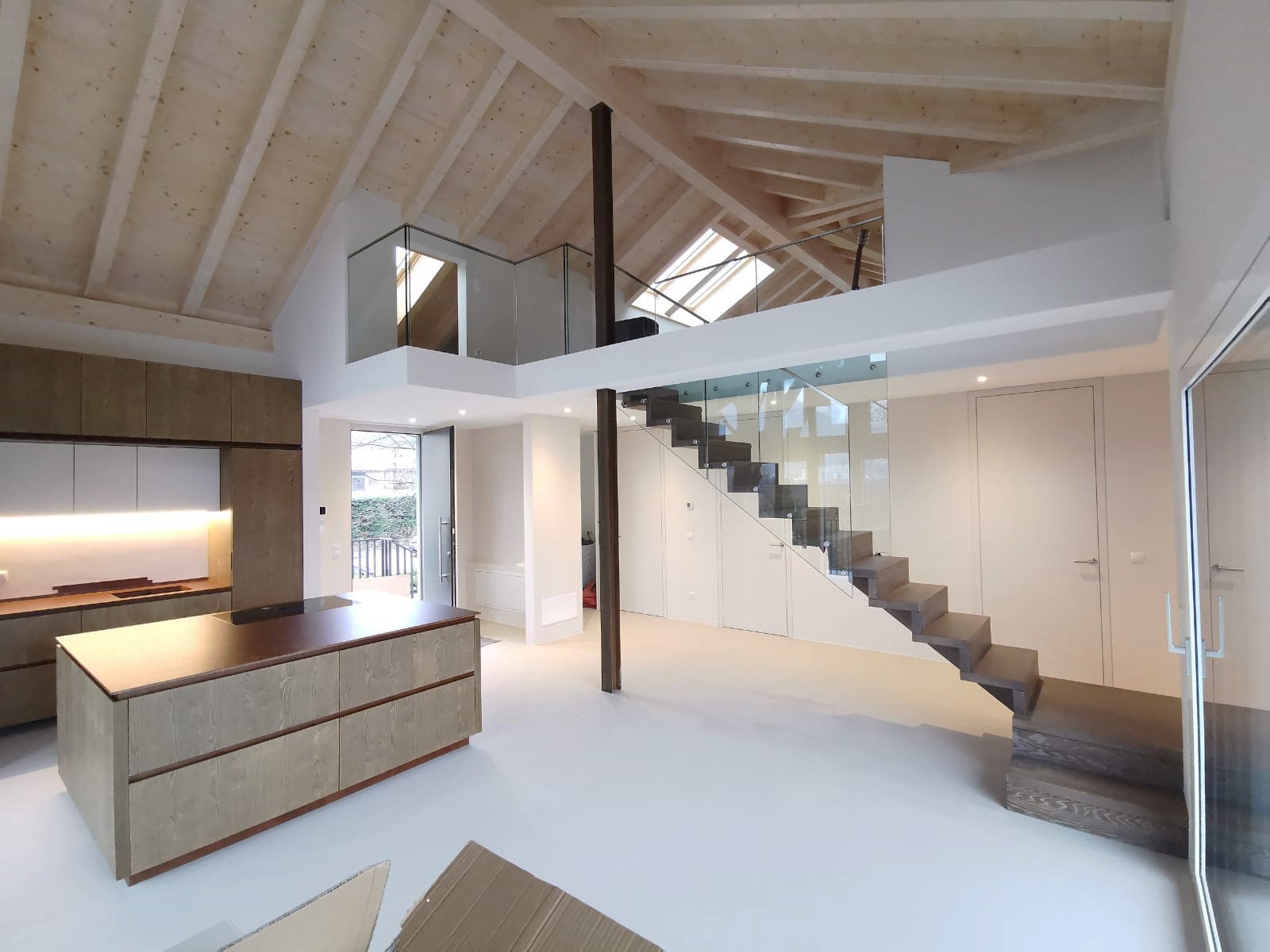 Scale con vetro e scala con ringhiera in vetro, design moderno e innovativo